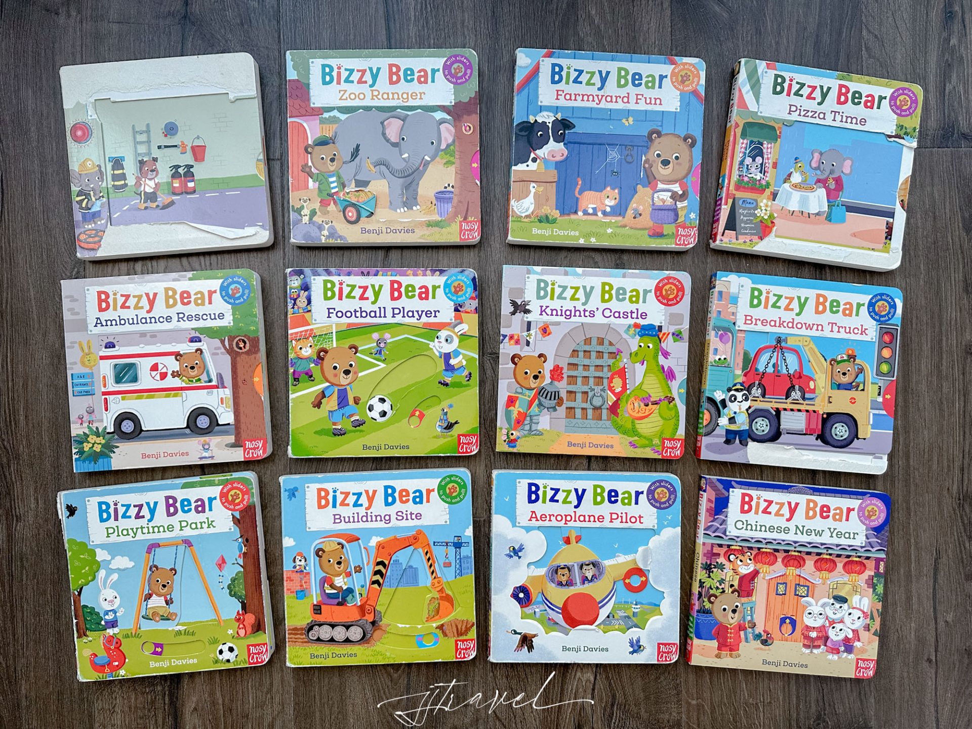 Bizzy Bear 英國超人氣忙碌小熊童書、Bizzy Bear's Big Book of Words，0歲就可以入手的硬頁操作書 - JJ & Jimmy